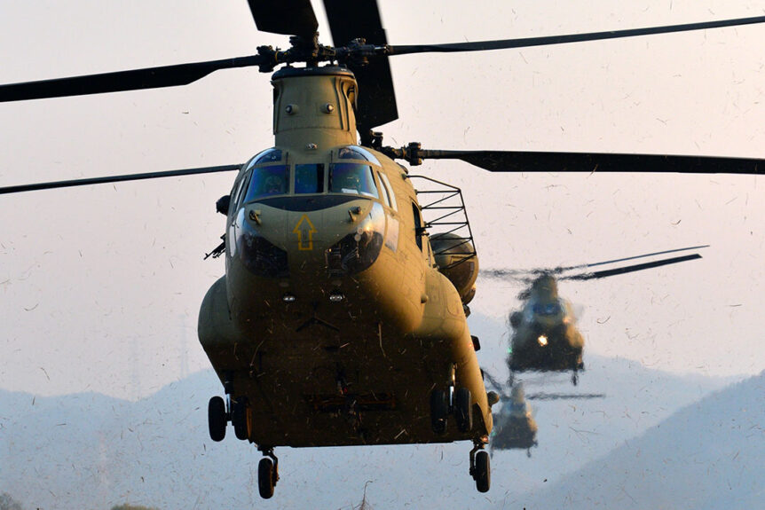 CH-47 Chinook Helicopter: Heavy Lift King of the Skies : Fair Lifts ...